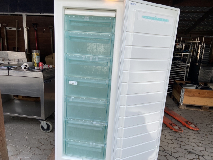 Klaravik Auktioner | Fryseskab