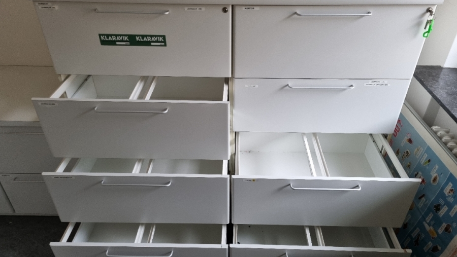 Klaravik Auktioner | Skabe og skuffer