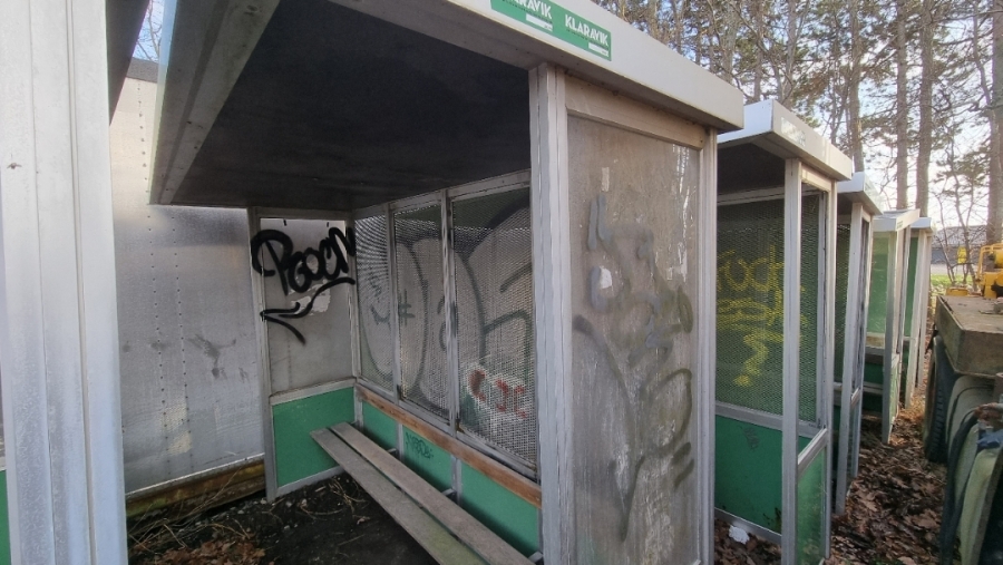 Klaravik Auktioner | Busskur / læ skur