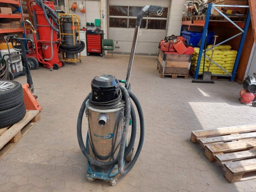 Klaravik Auktioner | Vådstøvsuger med lænsepumpe