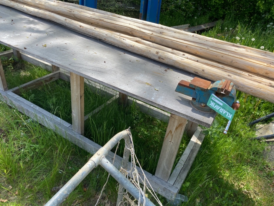 Arbejdsbord med skruestik