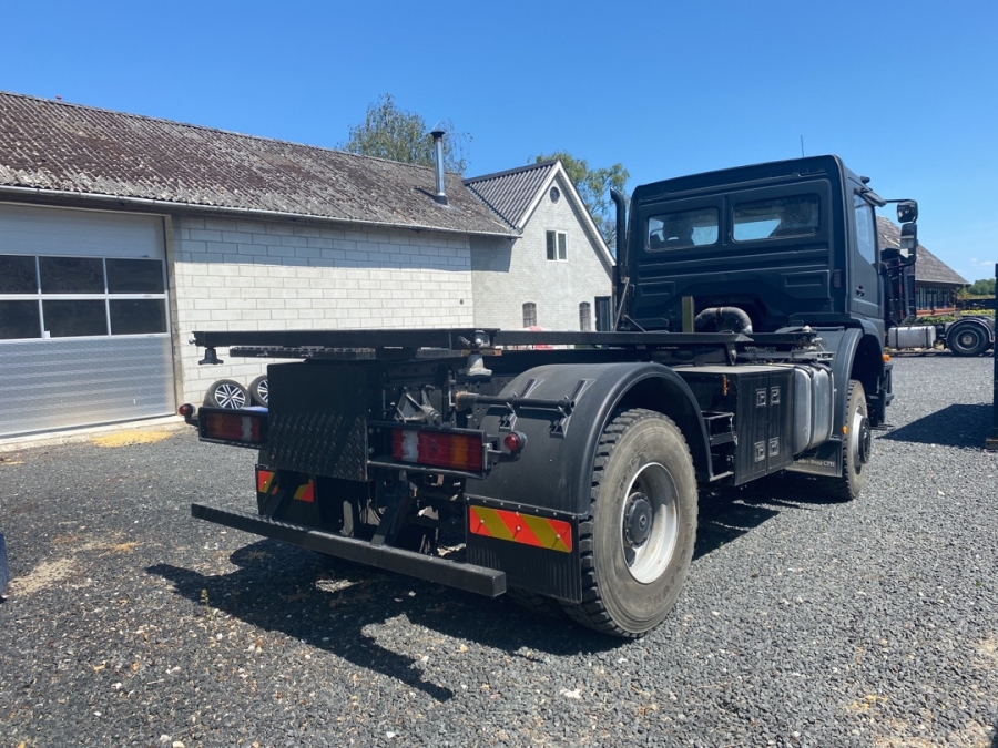 Lastbil med beboelses container