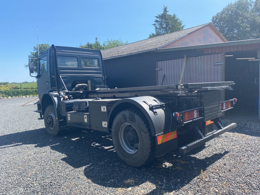 Lastbil med beboelses container