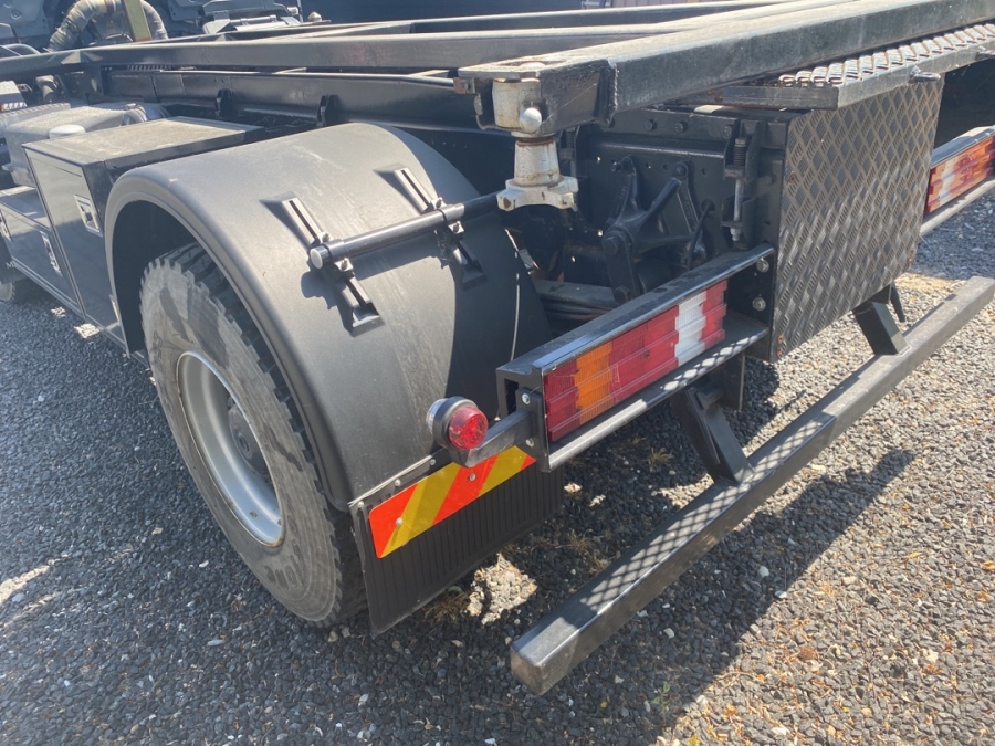 Lastbil med beboelses container