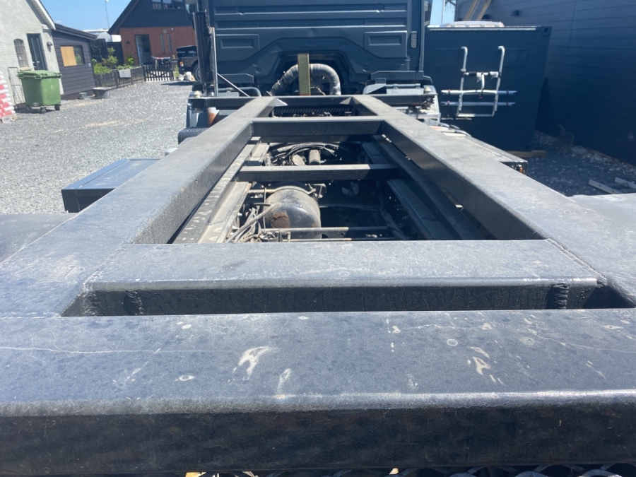 Lastbil med beboelses container