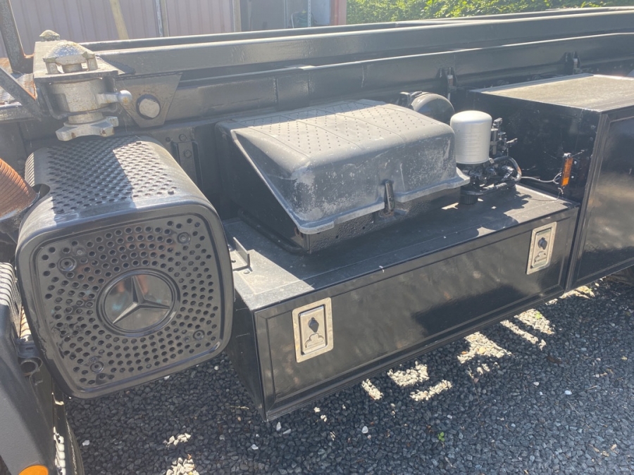 Lastbil med beboelses container