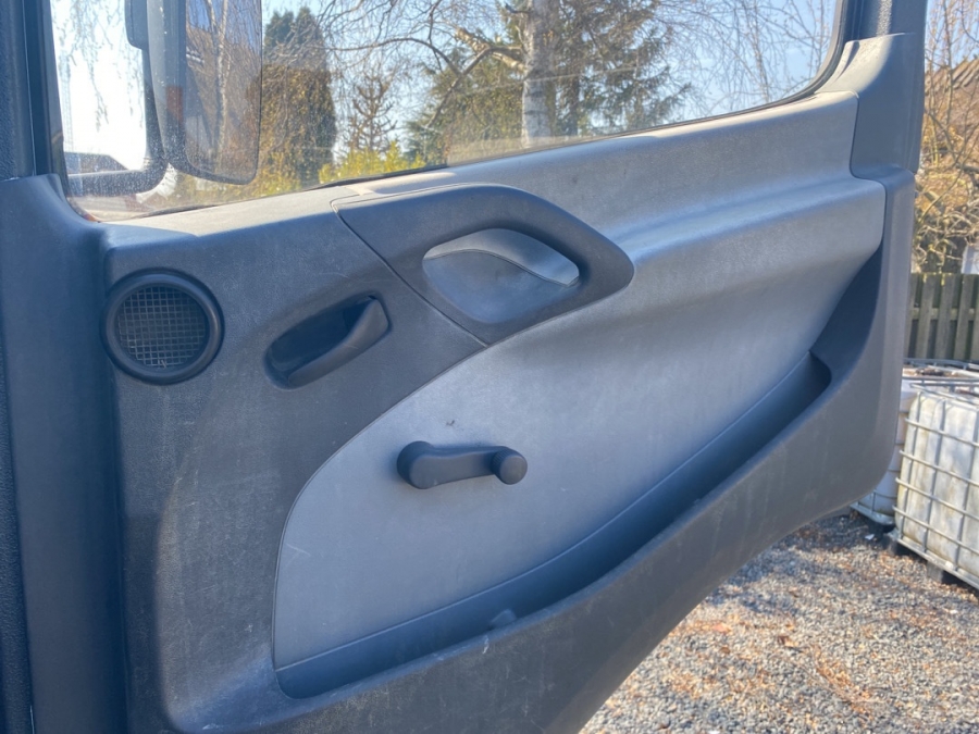 Lastbil med beboelses container