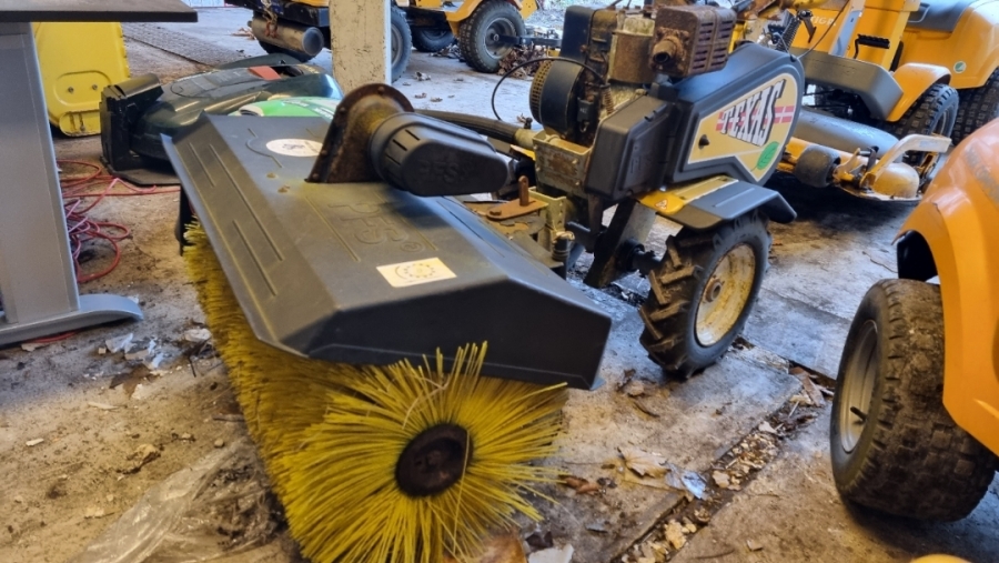 Klaravik Auktioner | Feje kost