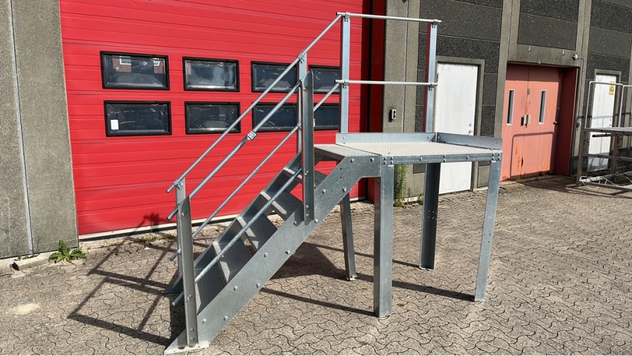 Klaravik Auktioner | Trappe med platform