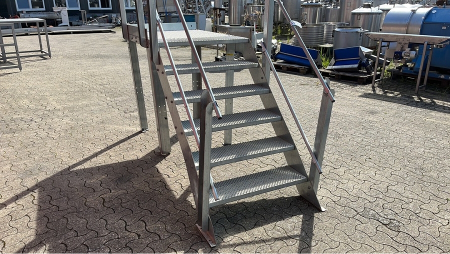 Klaravik Auktioner | Trappe med platform