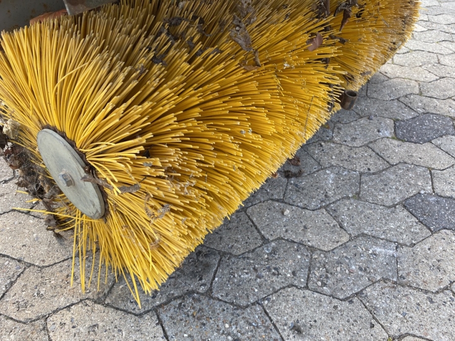 Klaravik Auktioner | Fejekost til 2 hjulet traktor