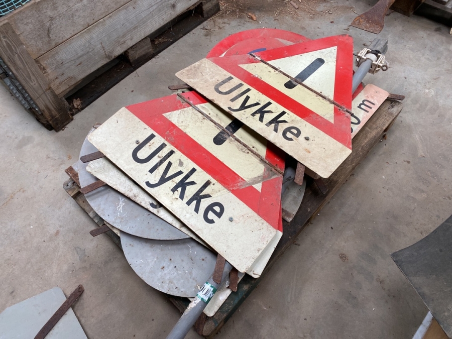 Klaravik Auktioner | Vejskilte