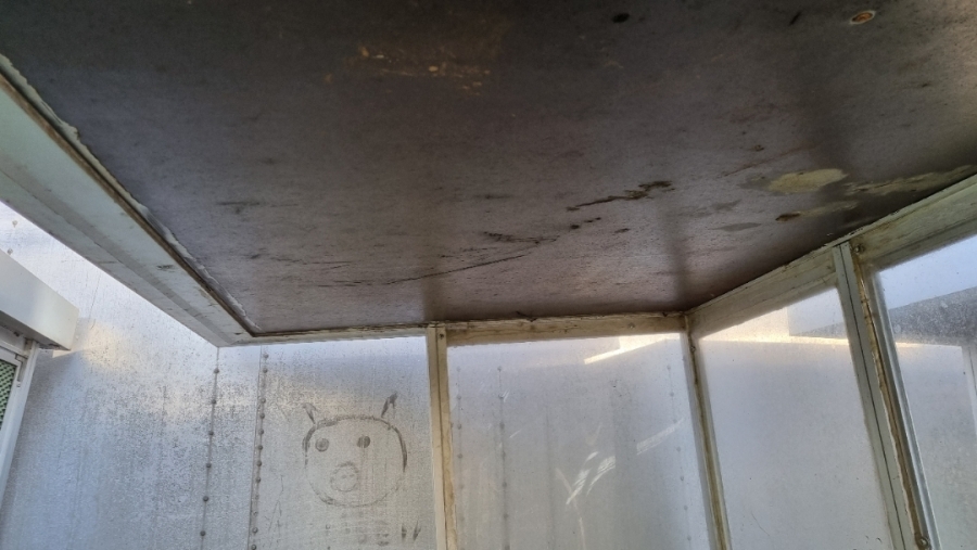 Klaravik Auktioner | Busskur / læ skur