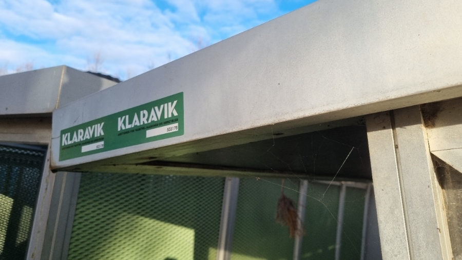 Klaravik Auktioner | Busskur / læ skur