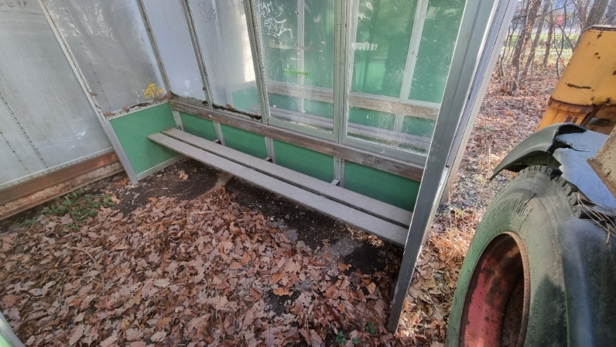 Klaravik Auktioner | Busskur / læ skur