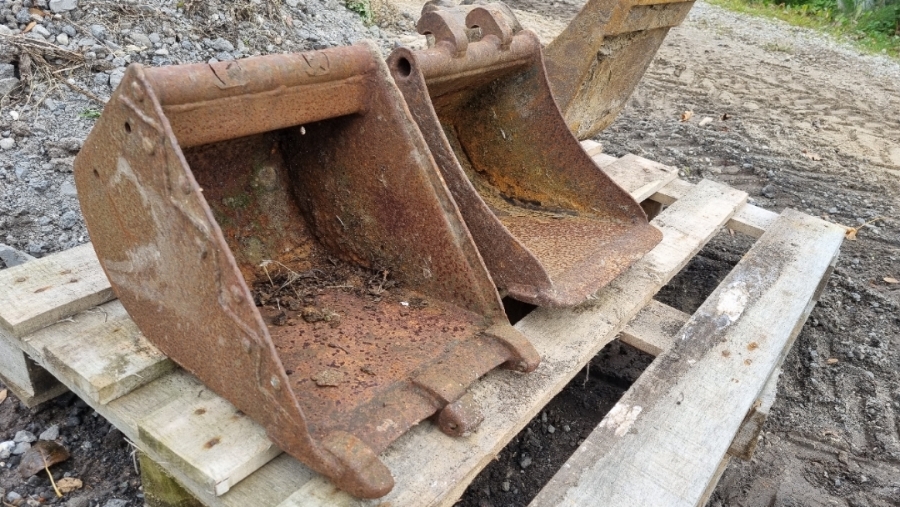 Skovle og pælehammer