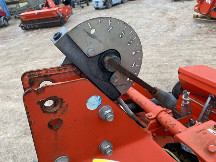 Klaravik Auktioner | Fræser med såmaskine