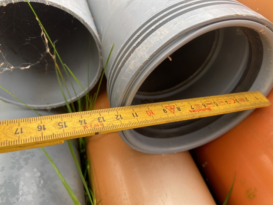 Klaravik Auktioner | lange PVC rør i forskellige dimensioner