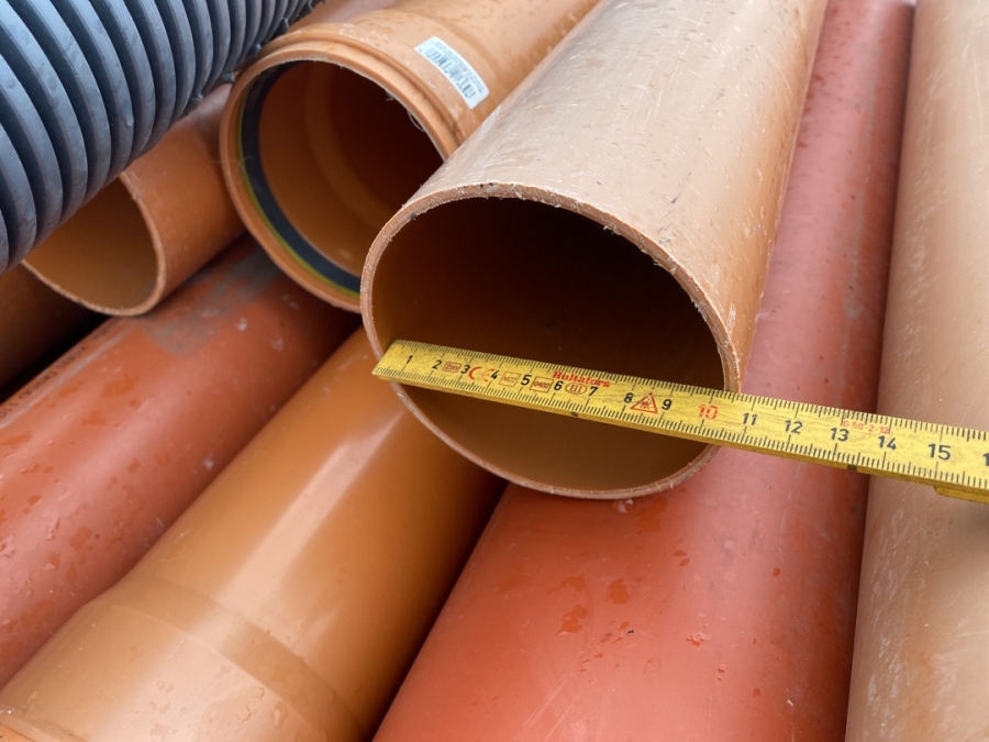 Klaravik Auktioner | lange PVC rør i forskellige dimensioner