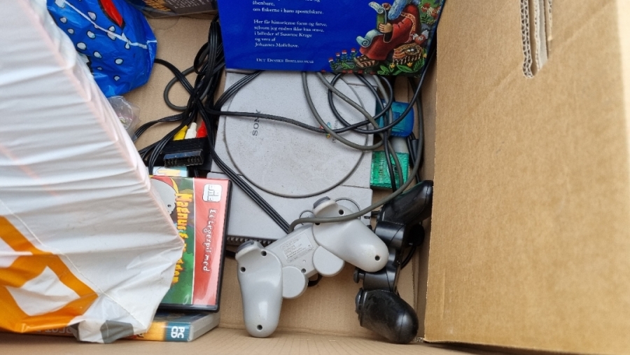 Klaravik Auktioner | 3 kasser legetøj