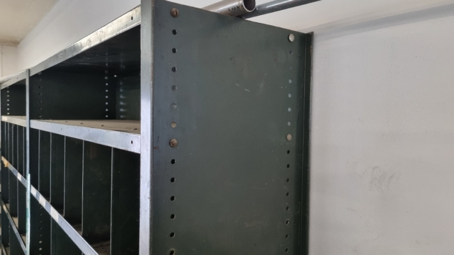 Klaravik Auktioner | Reol metal sort