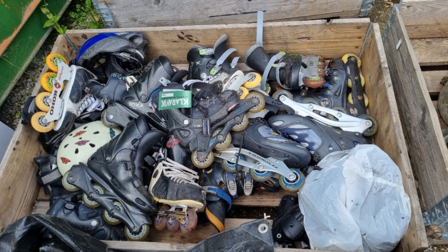 Klaravik Auktioner | Palle med udstyr