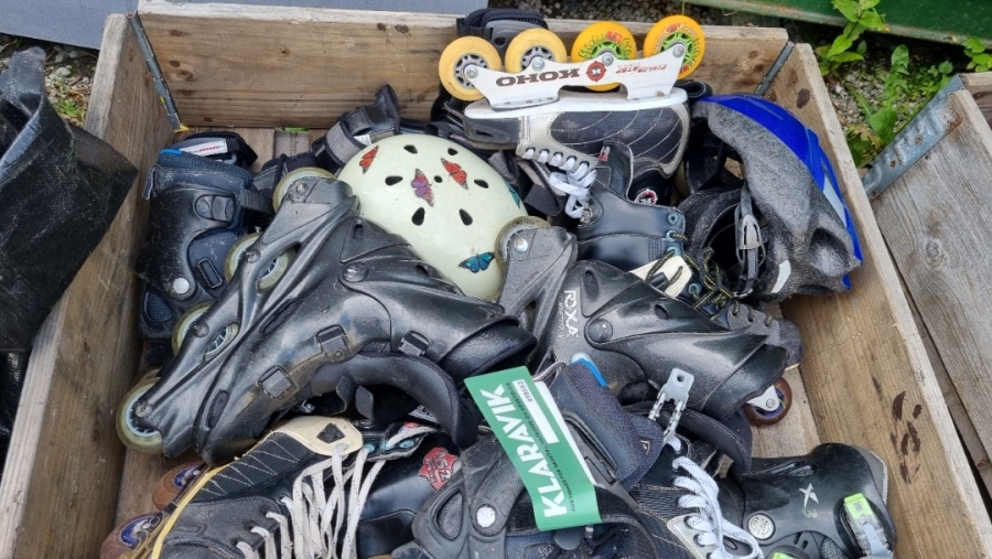 Klaravik Auktioner | Palle med udstyr