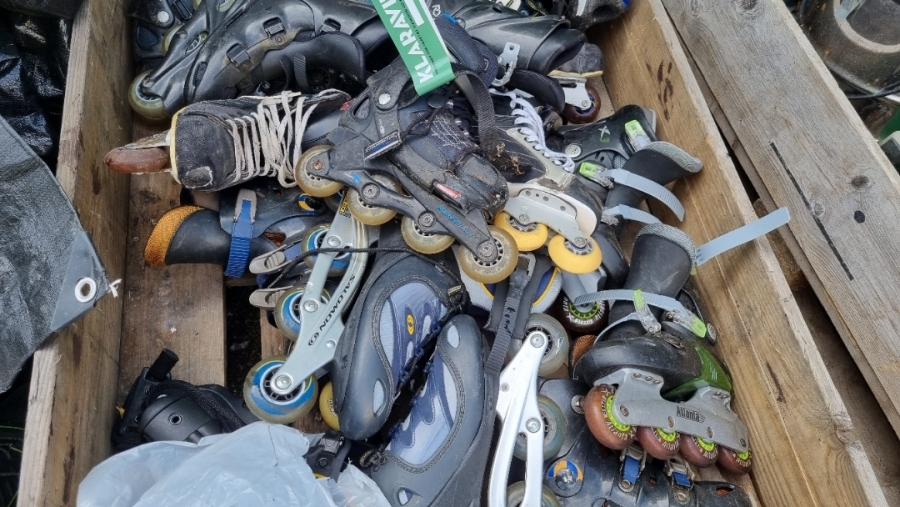 Klaravik Auktioner | Palle med udstyr