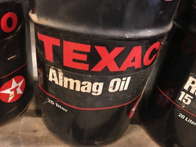 Klaravik Auktioner | 6 spande olie