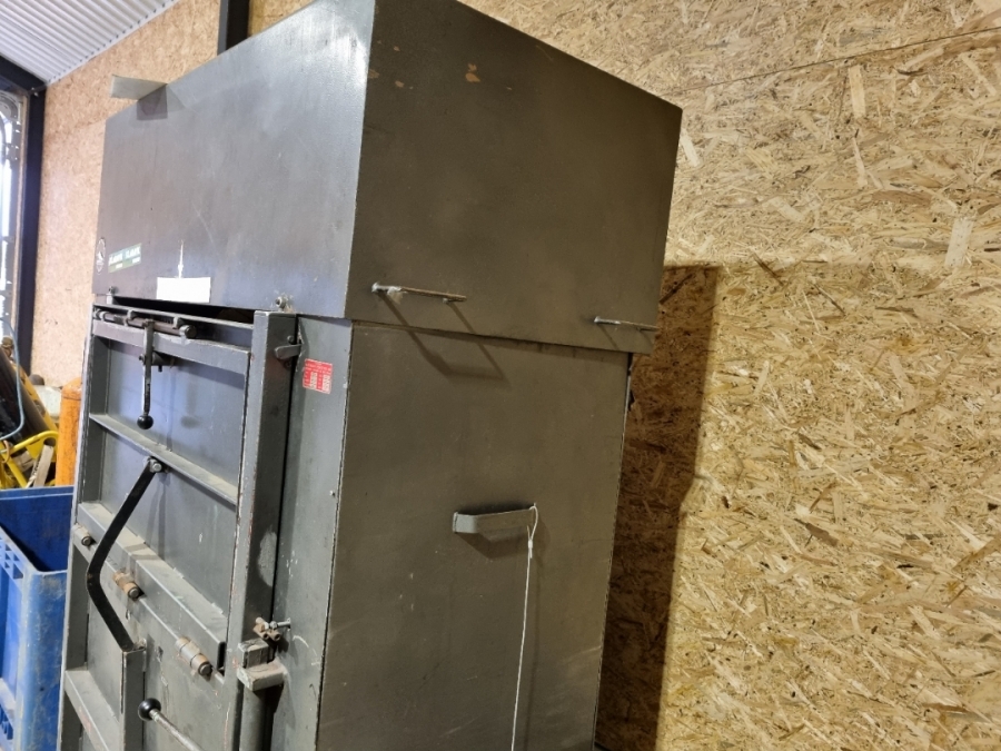 Klaravik Auktioner | Pappresser