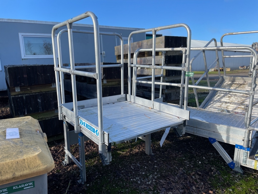 Klaravik Auktioner | Stige med platform
