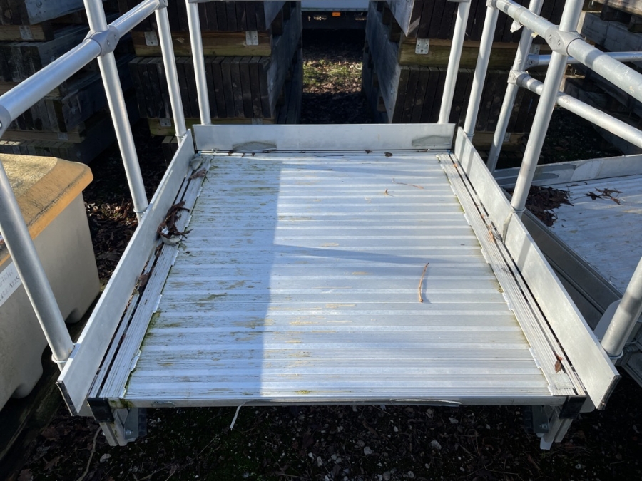 Klaravik Auktioner | Stige med platform