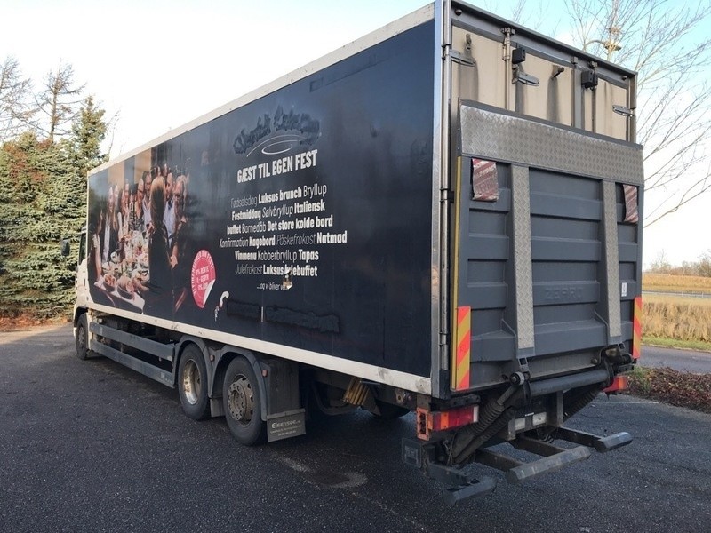 Lastbil med lift og kølemaskine