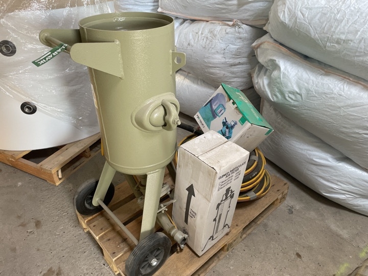 Klaravik Auktioner | Sandblæser med tilhørende filter