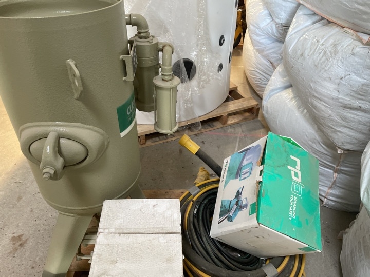 Klaravik Auktioner | Sandblæser med tilhørende filter