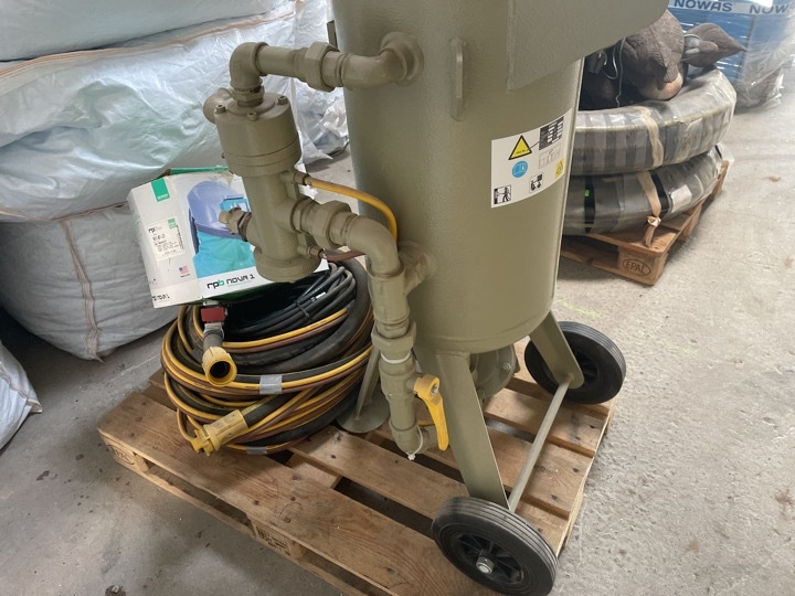 Klaravik Auktioner | Sandblæser med tilhørende filter