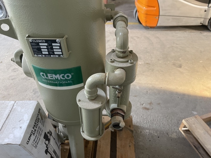 Klaravik Auktioner | Sandblæser med tilhørende filter