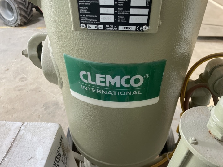 Klaravik Auktioner | Sandblæser med tilhørende filter