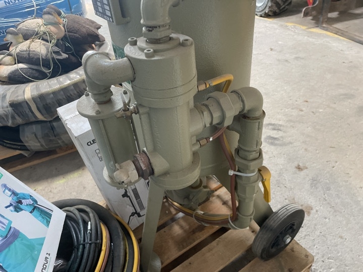 Klaravik Auktioner | Sandblæser med tilhørende filter