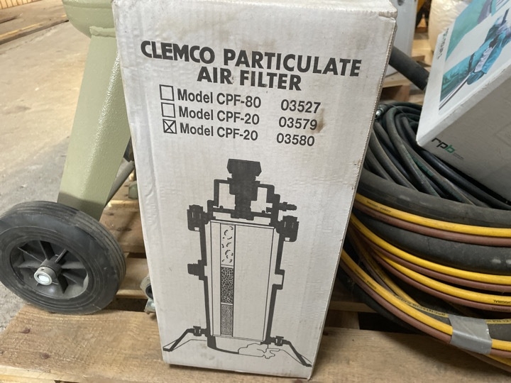 Klaravik Auktioner | Sandblæser med tilhørende filter