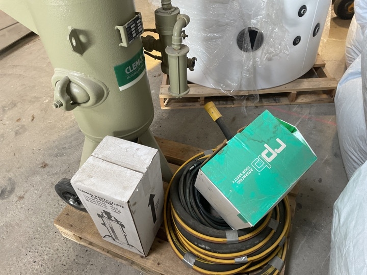 Klaravik Auktioner | Sandblæser med tilhørende filter