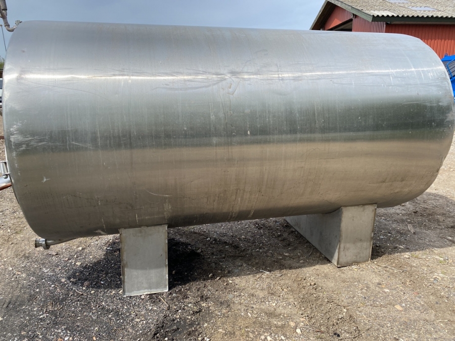 Klaravik Auktioner | Rustfri tank fra fødevarer 5000 liter