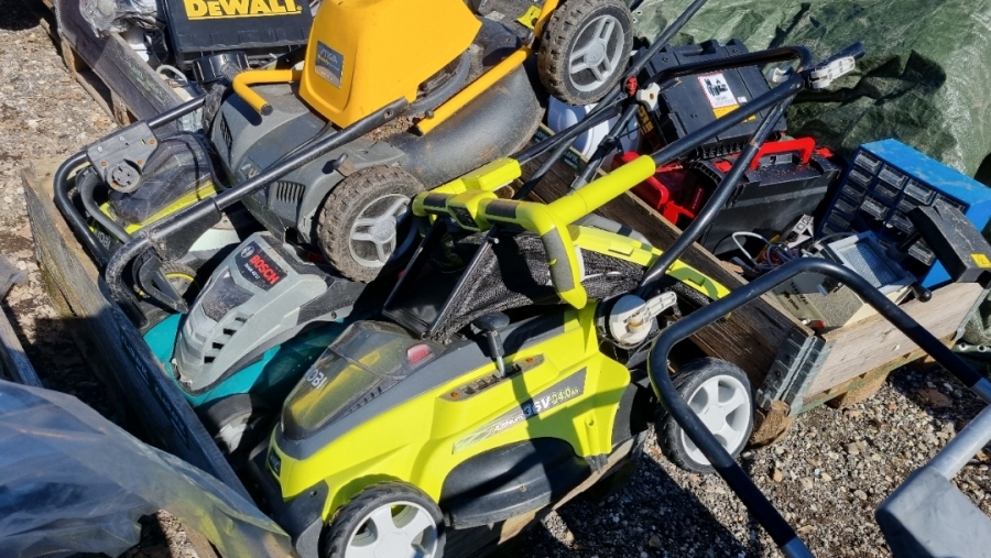 Klaravik Auktioner | Palle med udstyr