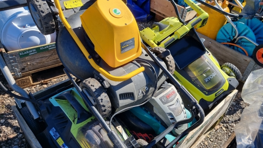 Klaravik Auktioner | Palle med udstyr