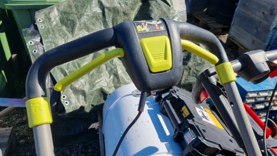 Klaravik Auktioner | Palle med udstyr