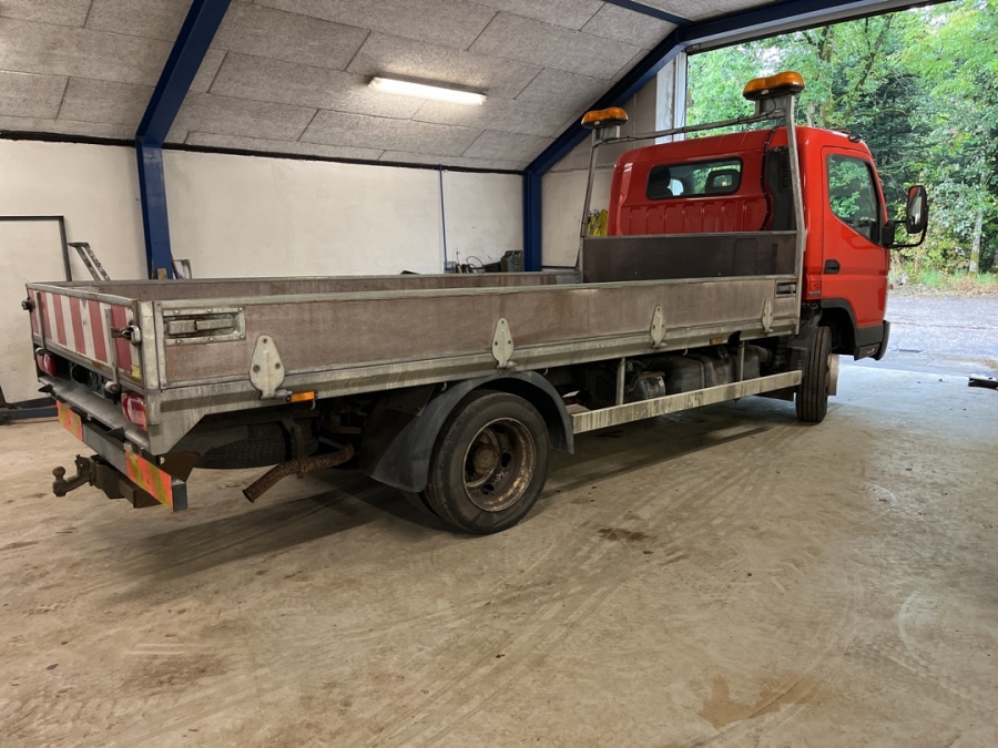 Lastbil med åben lad.