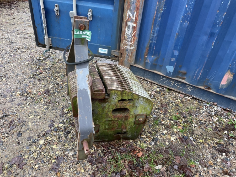 Klaravik Auktioner | Vægtklodser med ophæng