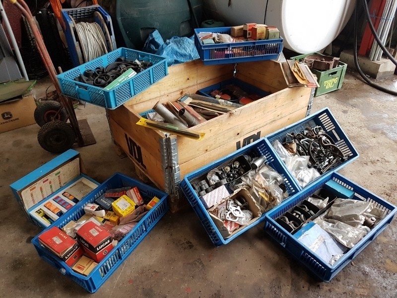 Klaravik Auktioner | Palle med bildel