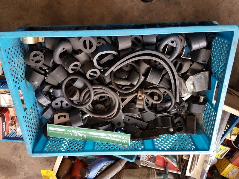 Klaravik Auktioner | Palle med bildel