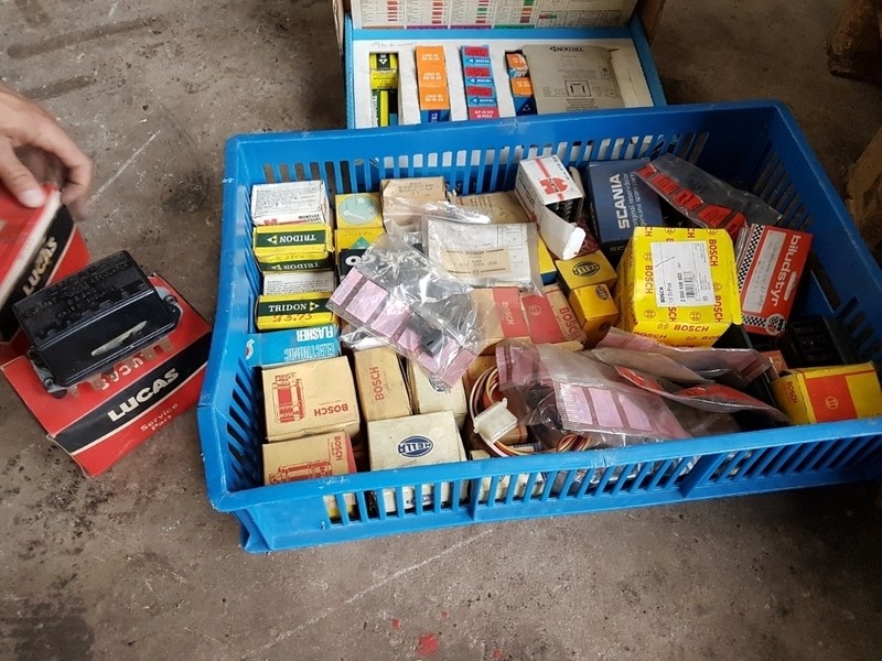 Klaravik Auktioner | Palle med bildel